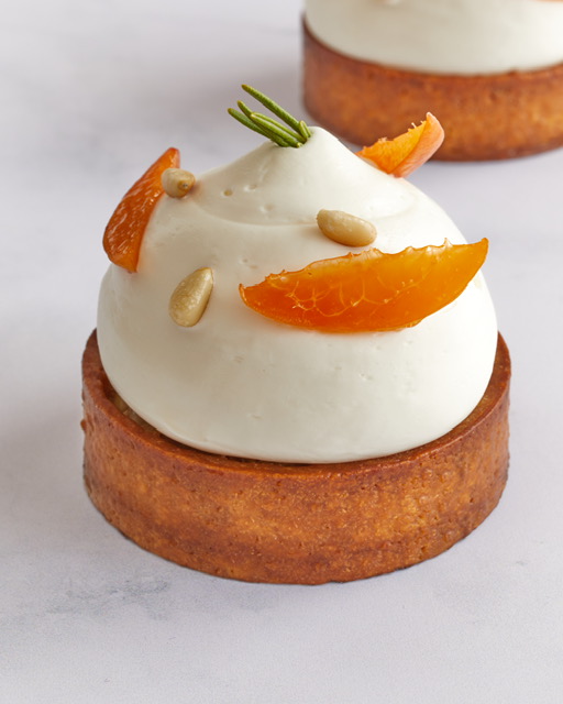 Tartelette pignons abricot et romarin – Clélia Food & Photo